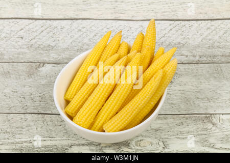 Gebeizt baby Mais in der Schüssel Stockfoto, Bild: 230870663 - Alamy
