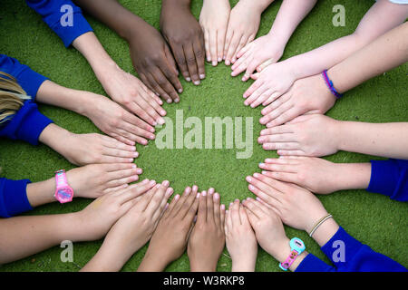 Kinder Hände in einem Kreis Stockfotografie - Alamy
