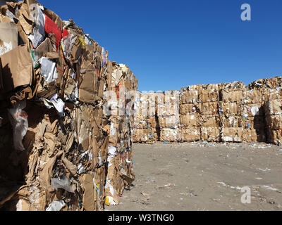 Stapel von Papier und Pappe Müll bei Recycling plan Stockfotografie - Alamy