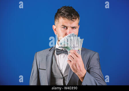 Konzept des Geruchs des Geldes. Man schnüffeln Bargeld, Geld, Banknoten ...