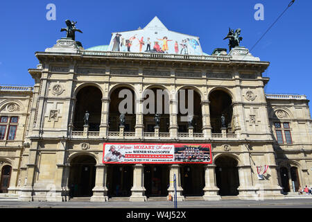 Gebäude der Wiener Staatsoper. Die Wiener Staatsoper, gebaut von 1861 ...