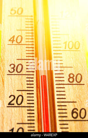 Thermometer Anzeigen hohe Temperaturen von 30 Grad in der Sonne Sommer ...