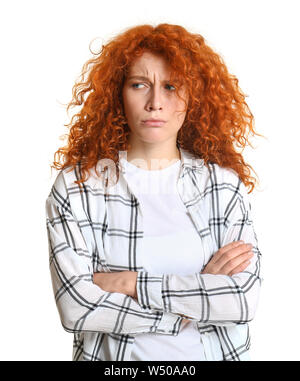 Attraktiv beleidigte junge Frau hat lockig buschige Haare, kurvt in ...