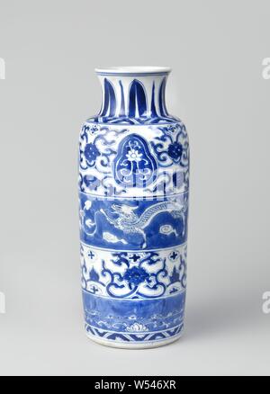 Zylindrische Vase mit Drachen und Blumenrollen, anonym, ca. 1680 - ca ...