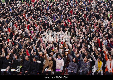 Chinesische Studenten an einer Großkundgebung für die bevorstehende ...
