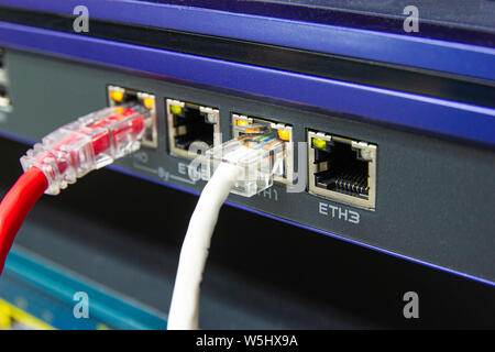 Computer-Netzwerk-Kabel in eine Steckdose. Für den Anschluss von ...