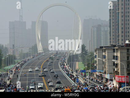 Tausende Einwohner versammeln sich bei der Eröffnungszeremonie für die ...
