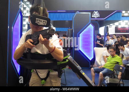 Ein Besucher versucht, eine Noitom VR (Virtual Reality) Gerät zu virtuellen Online Shopping auf ...