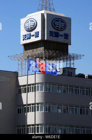 Blick auf ein Logo von Tianjin FAW Xiali Automobile Co. in Tianjin ...