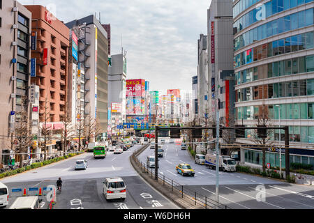 Shinjuku, Tokio, Japan. Eine geschäftige Innenstadt Straße mit ...