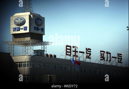 Blick auf ein Logo von Tianjin FAW Xiali Automobile Co. in Tianjin ...