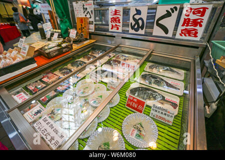 Blick auf eine frische Meeresfrüchte Shop am: Kuromon Ichiba Markt in ...