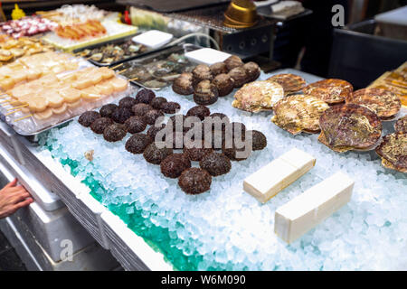 Blick auf eine frische Meeresfrüchte Shop am: Kuromon Ichiba Markt in ...