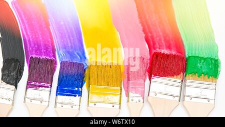 Pinsel Farbe in verschiedenen Farben in Behälter Tropfen Stockfoto ...