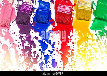 Pinsel Farbe in verschiedenen Farben in Behälter Tropfen Stockfoto ...