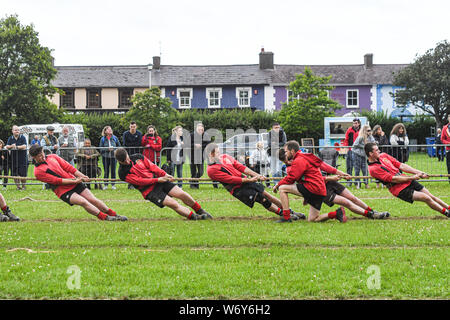 Männern und Frauen in einem Tauziehen Stockfotografie - Alamy