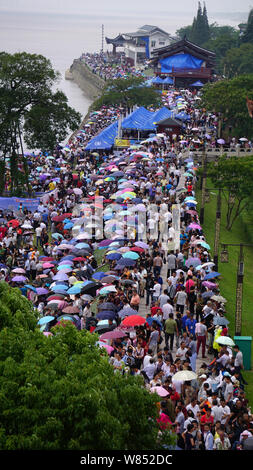 Besucher und Anwohner beobachten die Tidal Bore der Fluss Qiantang in ...