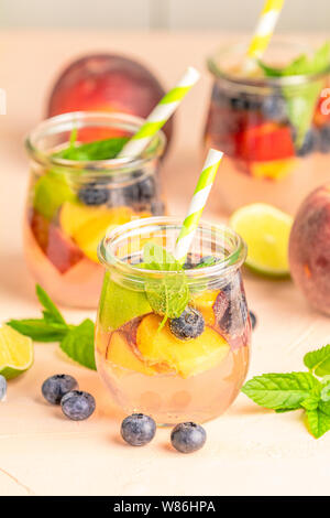 Blueberry und Pfirsich Wasser, Cocktail, Limonade oder Tee aufgegossen ...