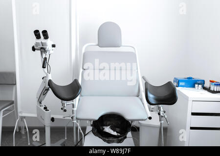 Gynäkologische Werkzeug in der Klinik. Kolposkop in der gynäkologischen ...