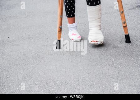 Junger Mann mit einem gebrochenen Knöchel und eine weiße cast auf ...