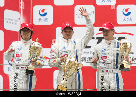 (Von links) Chinesische Thema und Racer Han Han, Zhang Zhendong und ...
