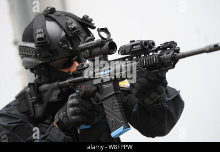 Wiesbaden, Deutschland. 09 Aug, 2019. Ein Polizeioffizier der mobilen ...