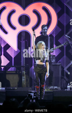 Sängerin Sabrina Zimmermann führt an iHeartRadio Jingle Ball 2017 ...