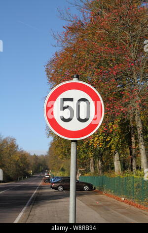 30 km pro Stunde. Runde Tempolimit Fahrbahnmarkierung auf dunkelgrau ...