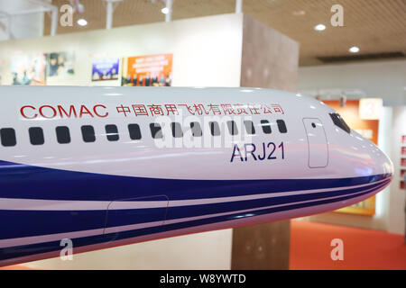 Ein modellflugzeug von ARJ 21-700 Jet entwickelt, die von der China ...