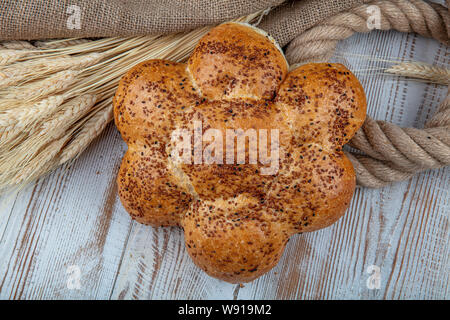 Blumen Brot, Brot in Form von Steinen und Blüten auf einem hölzernen ...