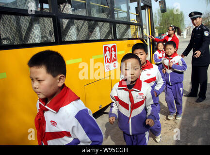 Chinesische Studenten gehen Sie aus einer mittleren Schule nach ...