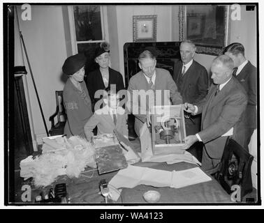 Alexander Graham Bell das erste Telefon (1875), ausgestellt auf die ...