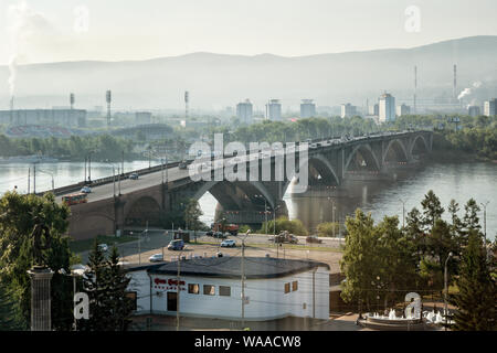 Gemeinschaftliche Brücke über den jenissei Fluss in Krasnojarsk ...