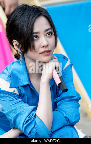 Chinesische Sängerin Jane Zhang kommt an der Beijing Capital ...