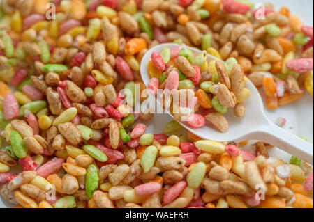 Knackige bunte Puffreis in die Schüssel. Gesundes Frühstück Stockfoto ...
