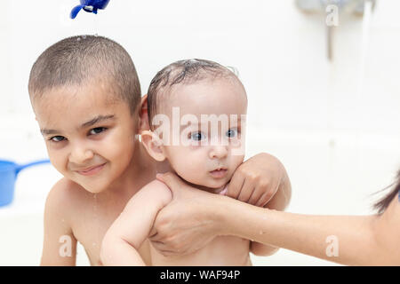 Kleine Kinder nehmen eine Badewanne. Kinder waschen im Bad. Bruder und ...