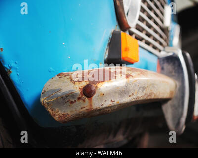Altes rustikales kaputtes Auto. Nahaufnahme Stockfotografie - Alamy