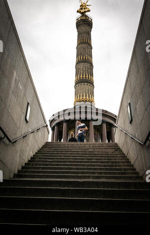 Die "Goldelse" scheint auf der Berliner Siegessäule in Berlin ...