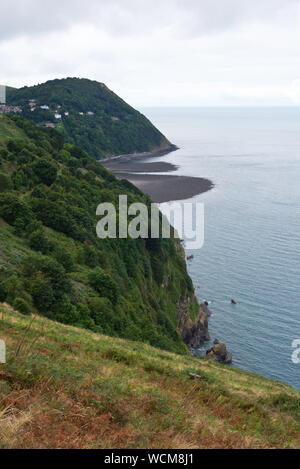 Blick von Countisbury Hill of Lynton und Lynmouth in Devon ...