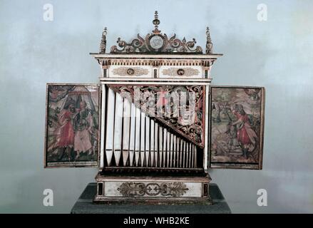 Positive Orgel. Dieses Musikinstrument ist eine Kammer Orgel und wird ...