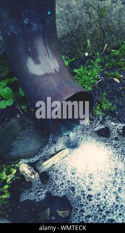 Wasserleitung und schmutziges Wasser Stockfotografie - Alamy