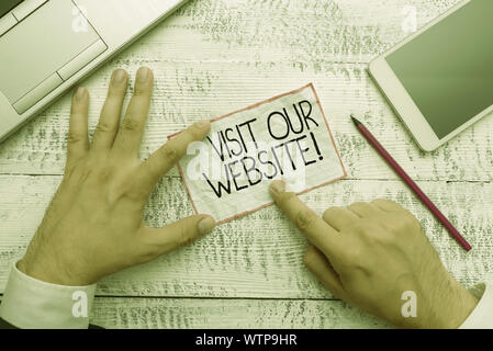 Konzeptionelle Hand schreiben, besuchen Sie unsere Website. Begriff ...