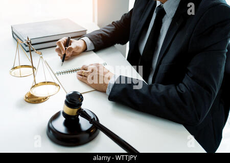 Das private Büro Arbeitsplatz für Berater ein junger Anwalt ...