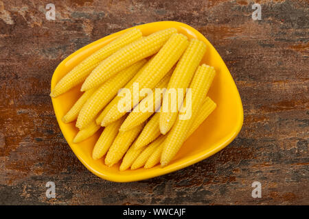 Gebeizt baby Mais in der Schüssel Stockfoto, Bild: 230870663 - Alamy