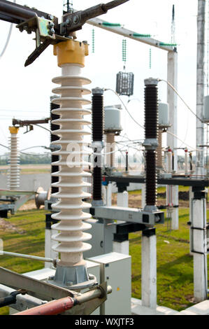 Hochspannung im Umspannwerk mit Schalter und Trenner Stockfotografie - Alamy