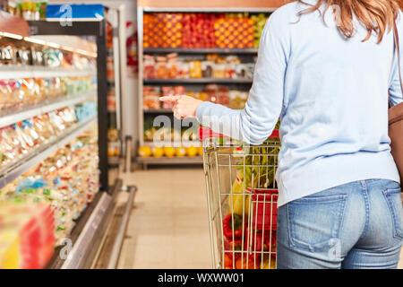 Self - service-Supermarkt, Regal, Regal mit verschiedenen Produkten ...