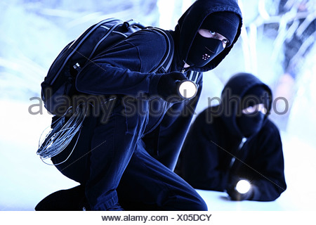 Zwei Diebe in schwarz gekleidet Stockfotografie - Alamy