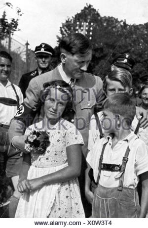 Adolf Hitler mit deutschen Jugendlichen am Obersalzberg, 1934 Stockfoto ...