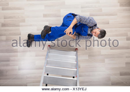 Heimwerker Gefallen von der Leiter Stockfoto, Bild: 227615398 - Alamy