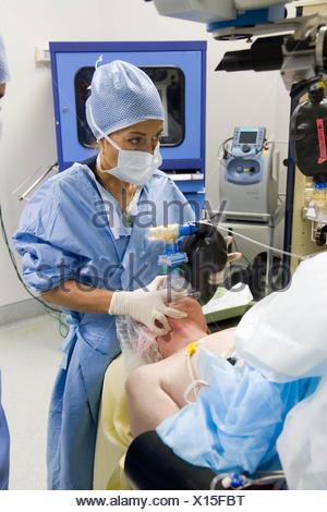 Patienten unter Vollnarkose, mit Unterstützung der Atmung Maske ...